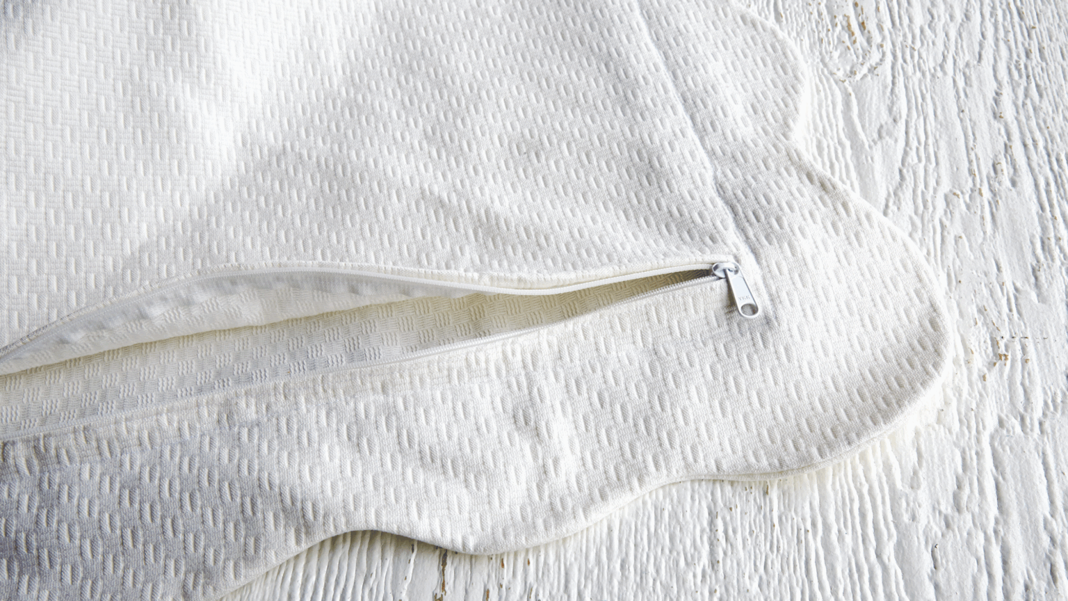 3 Easy Ways to Install Zippers in Pillowcases - Sew Daily