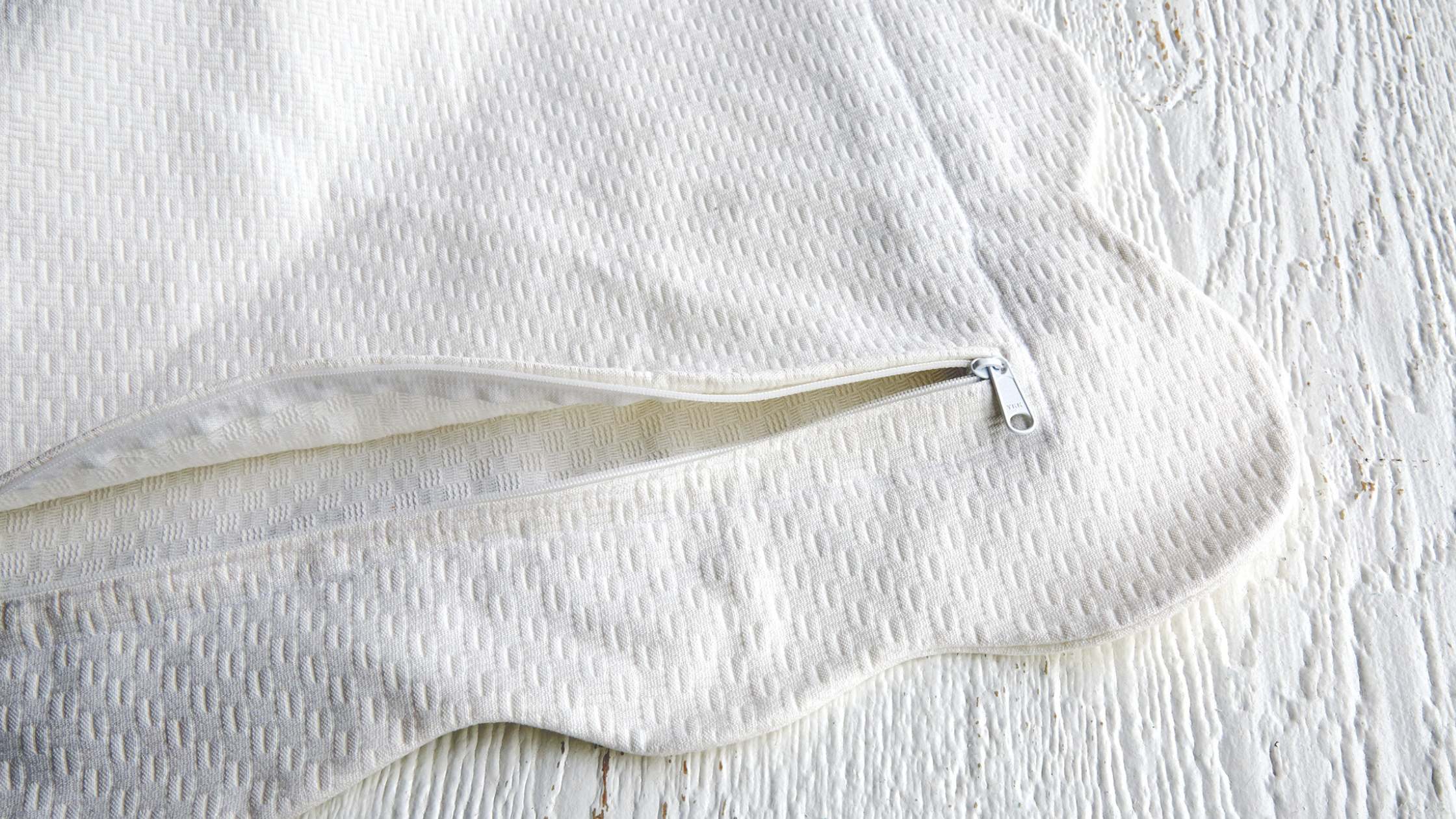 3 Easy Ways to Install Zippers in Pillowcases - Sew Daily